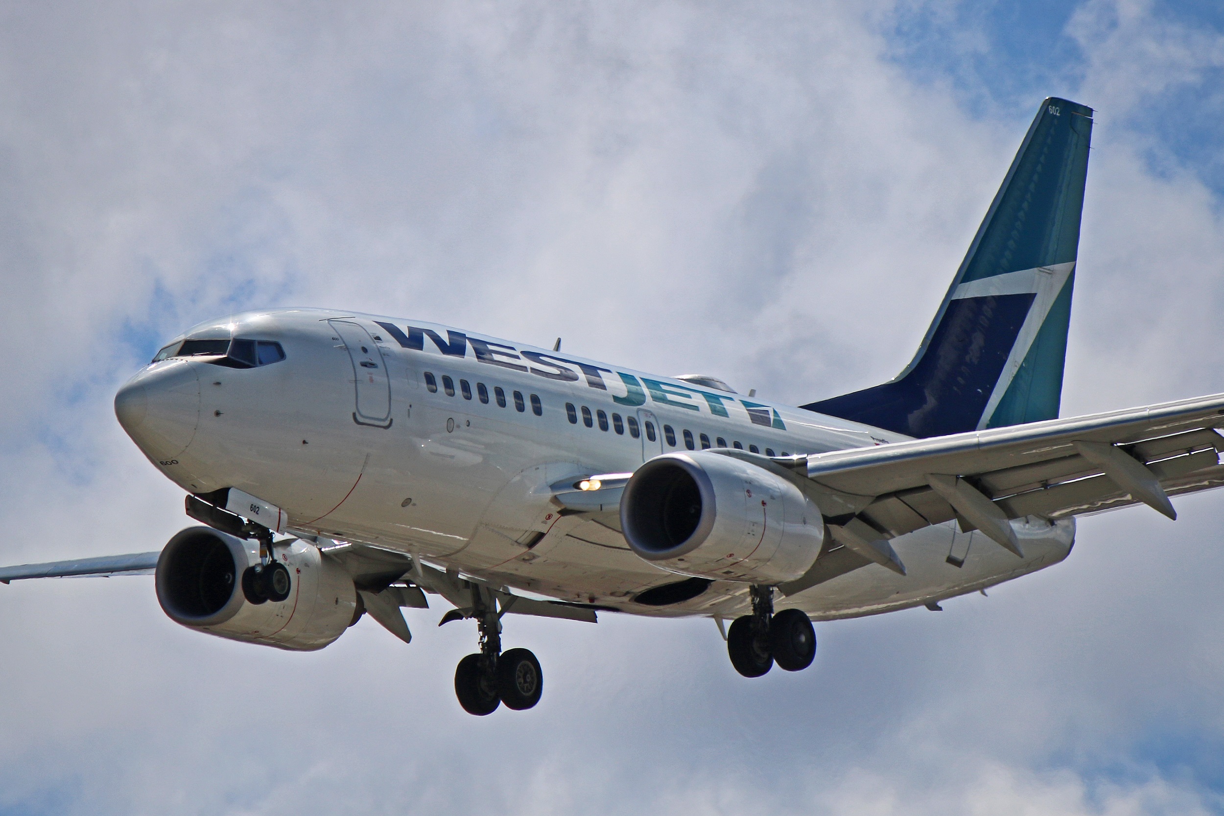 C GWSB WestJet Boeing 737 600 With This Canadian Airline Since 05 